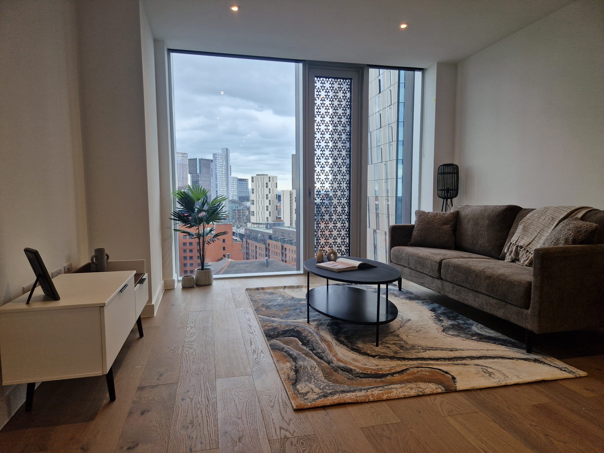Luxury Apartment x LOFT Warehouse Outlet